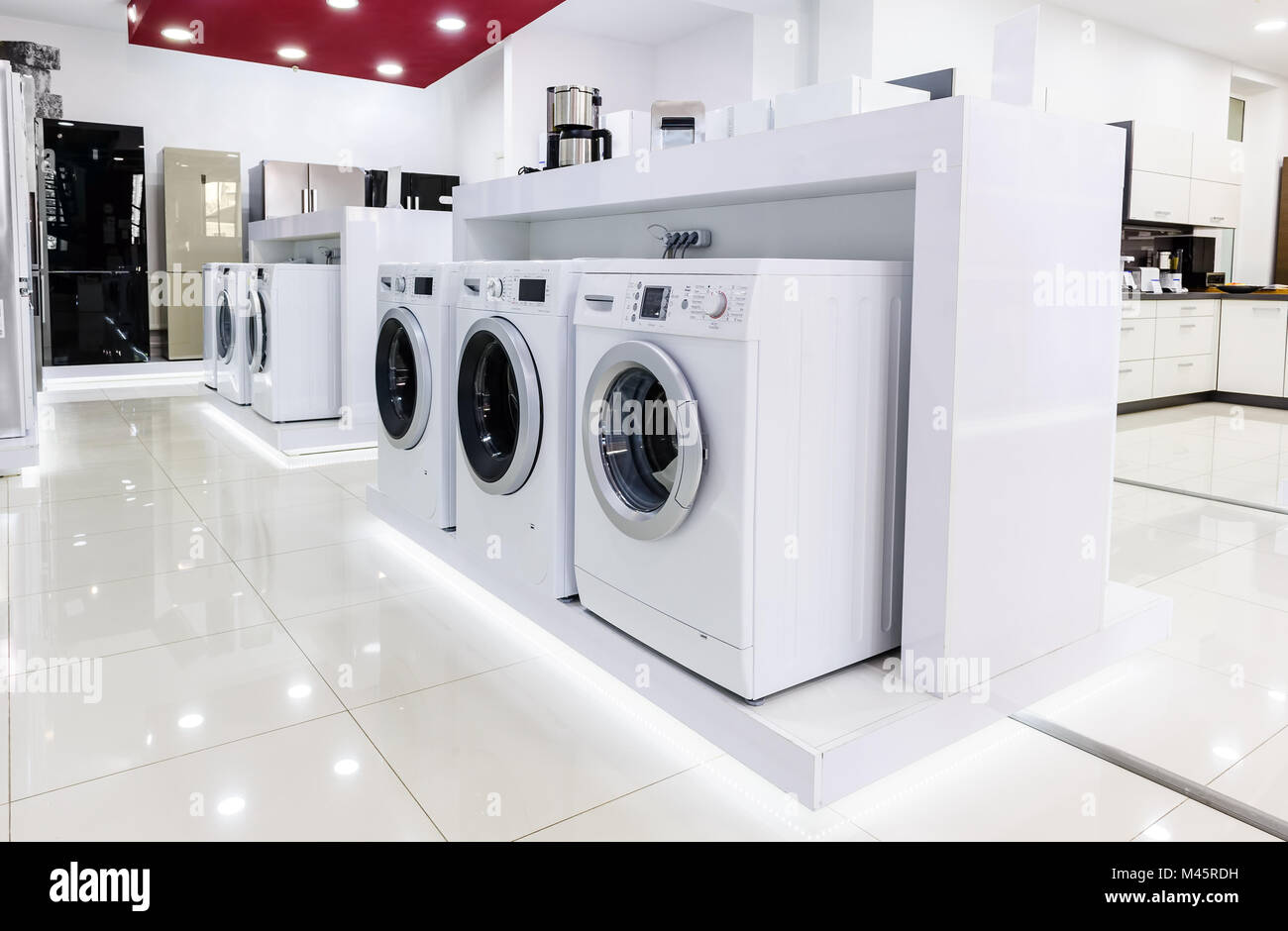 Home appliance shop hi-res stock photography and images - Alamy
