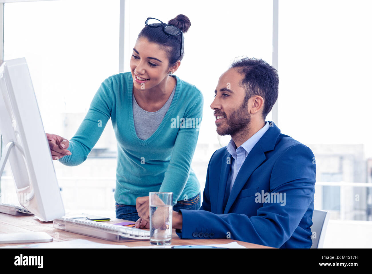 Coworker interaction hi-res stock photography and images - Alamy