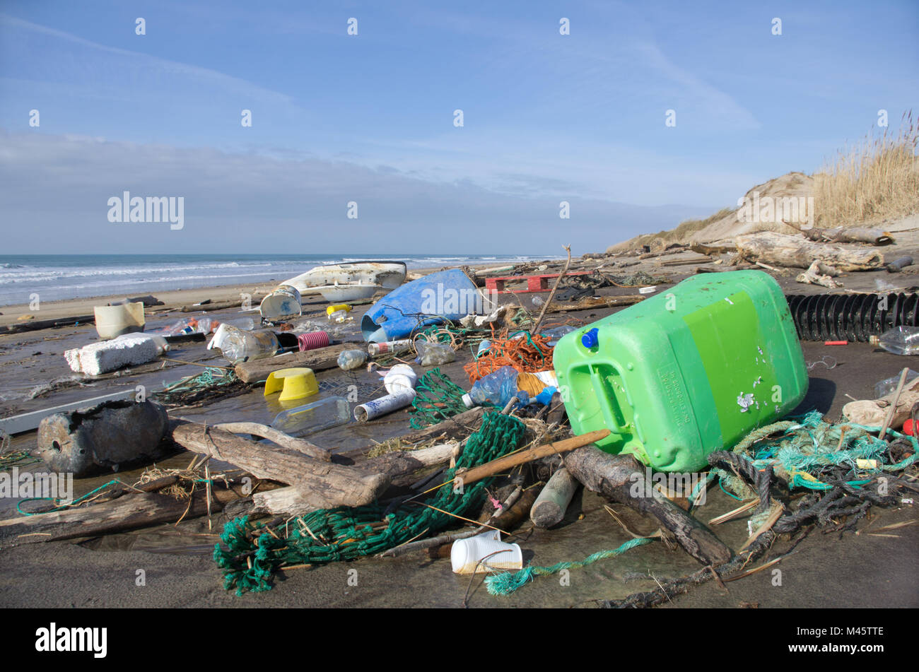 Beach garbage hi-res stock photography and images - Alamy