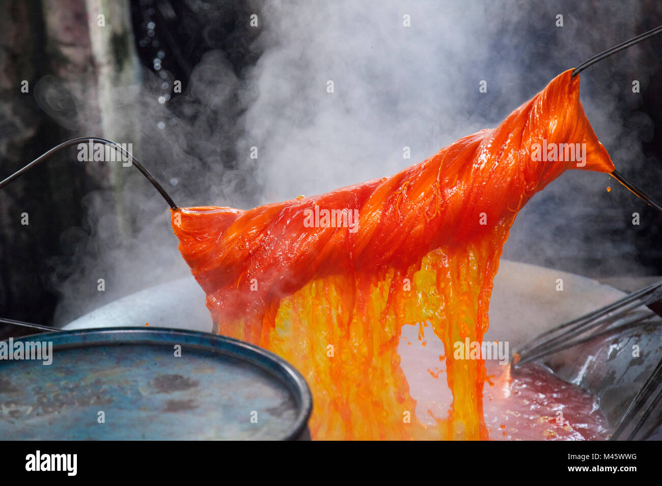 Men working in fabric hi-res stock photography and images - Alamy