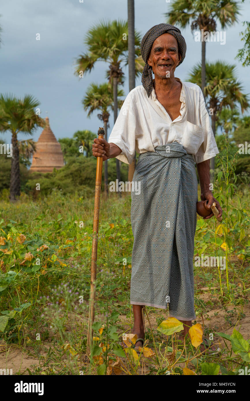 Burmese man in longyi hi-res stock photography and images - Alamy