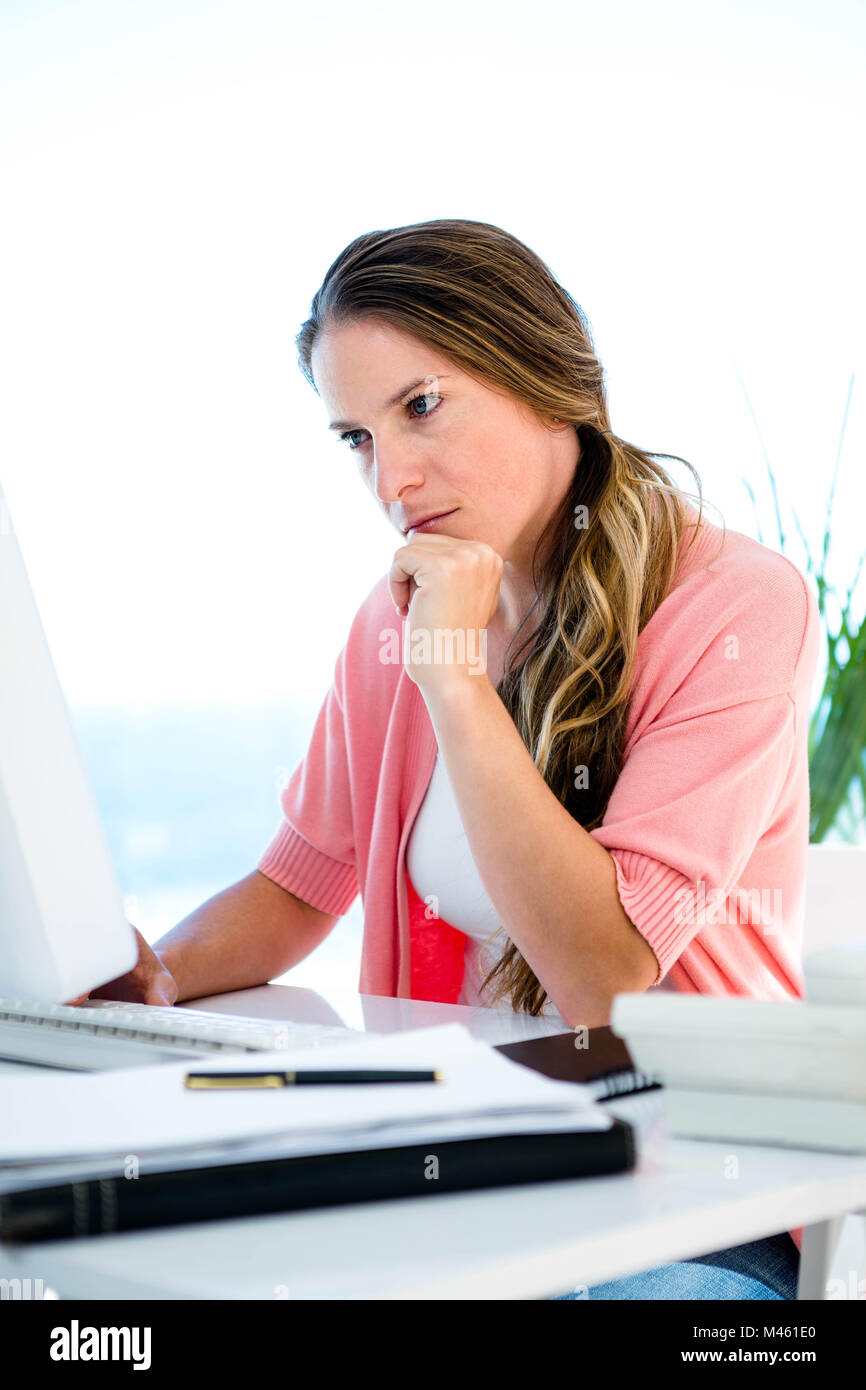 concerned businessWoman staring worriedly at a computer Stock Photo - Alamy