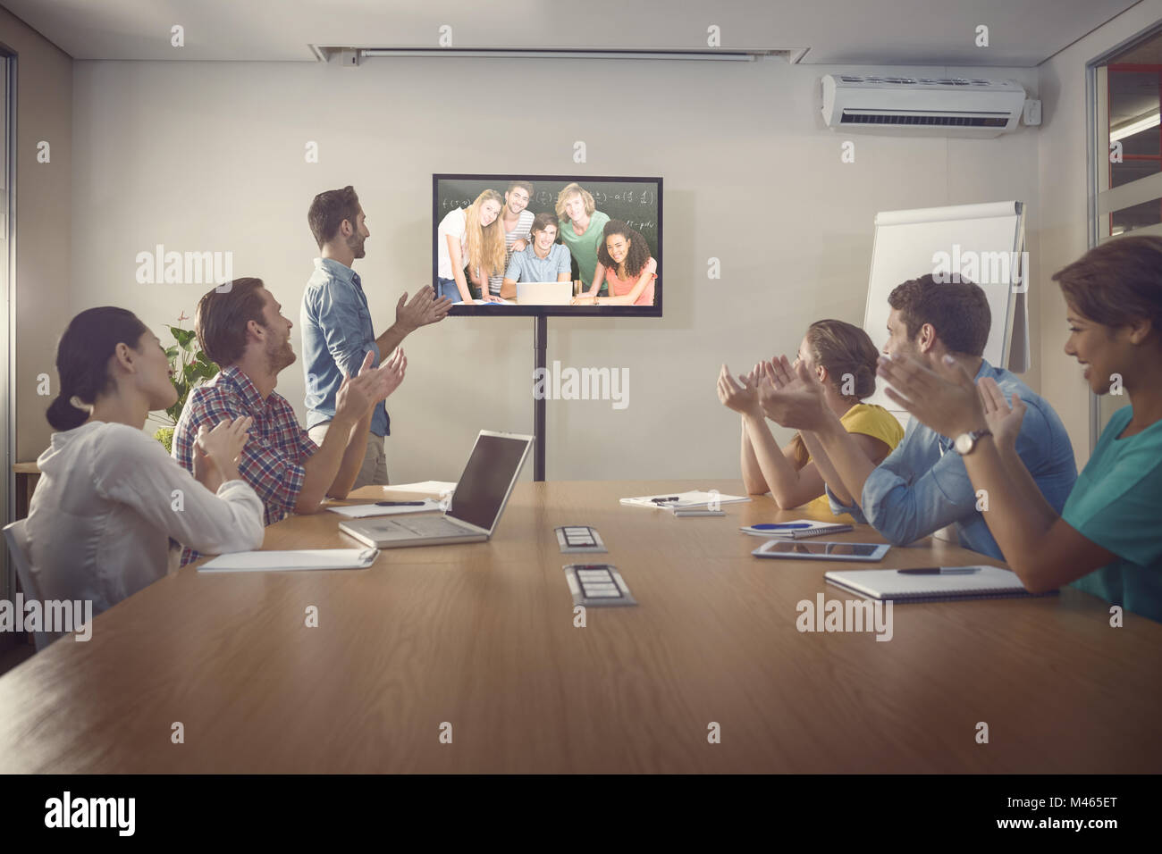 Students clapping in classroom hi-res stock photography and images - Alamy