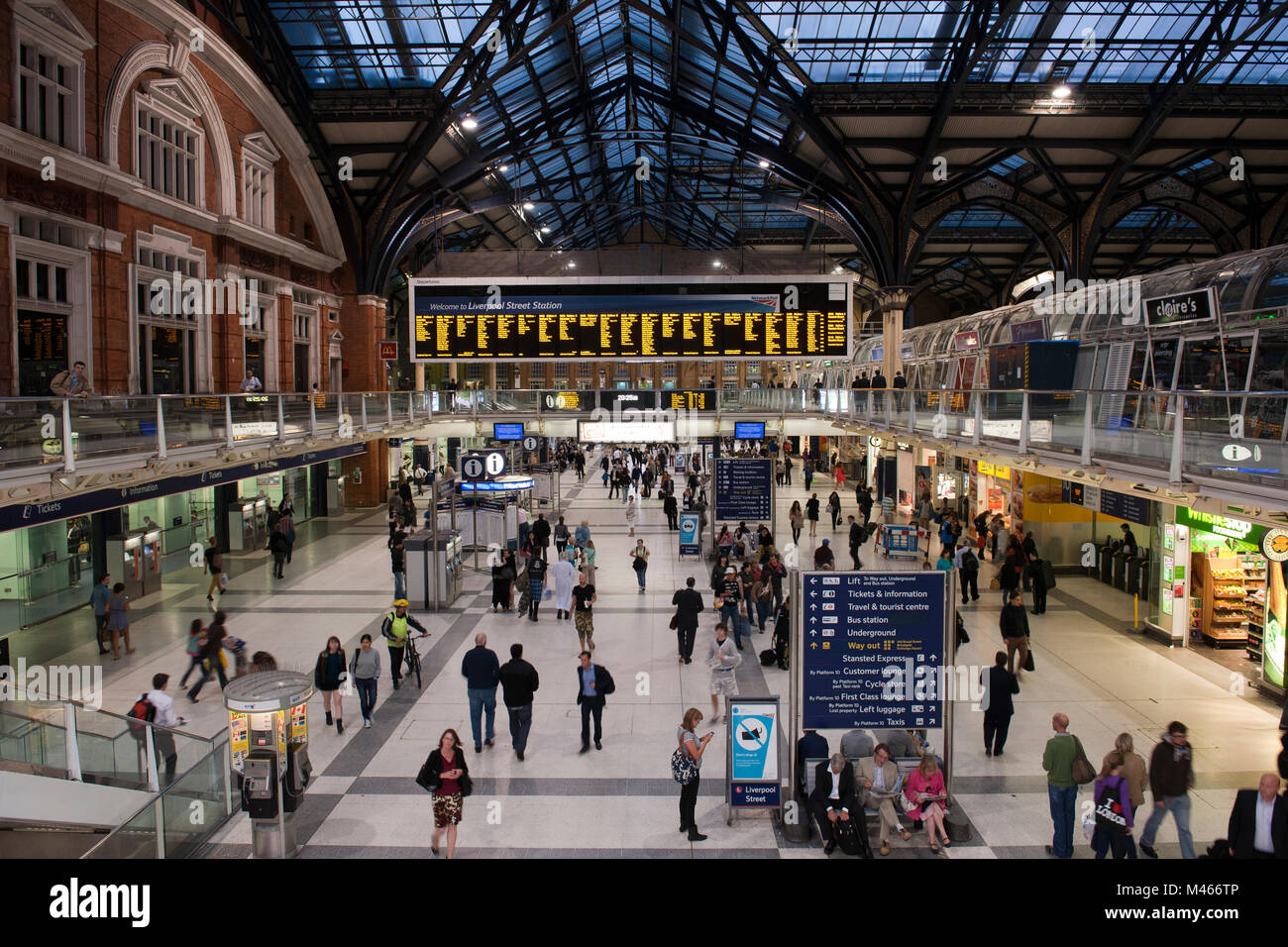 Liverpool street station concourse hi-res stock photography and images ...