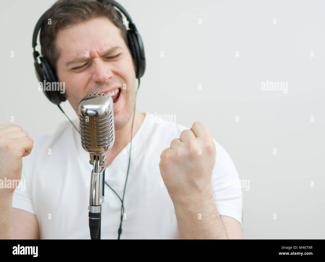 Recording studio headphone mic hi-res stock photography and images - Alamy