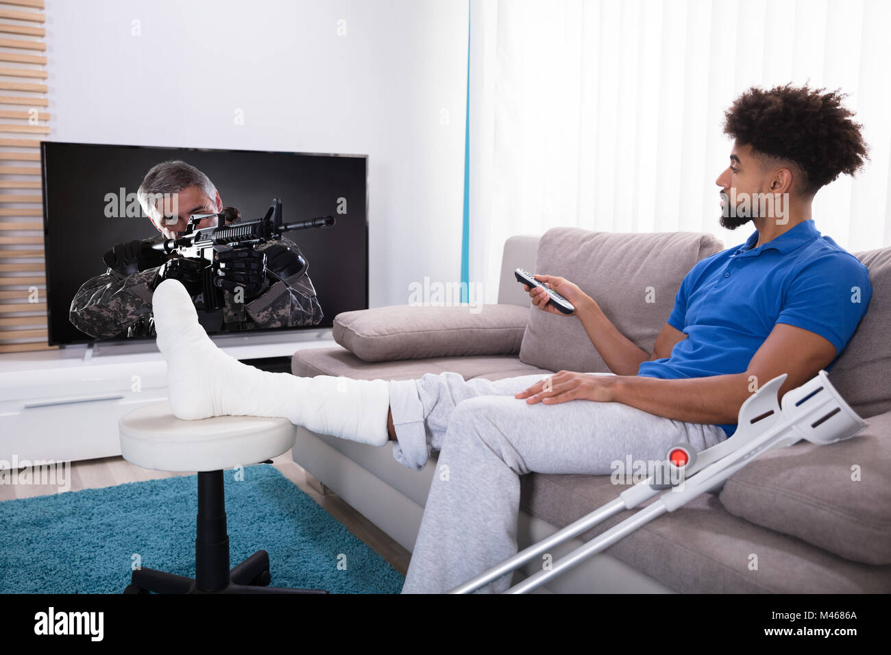 Sitting too close to tv hi-res stock photography and images - Alamy