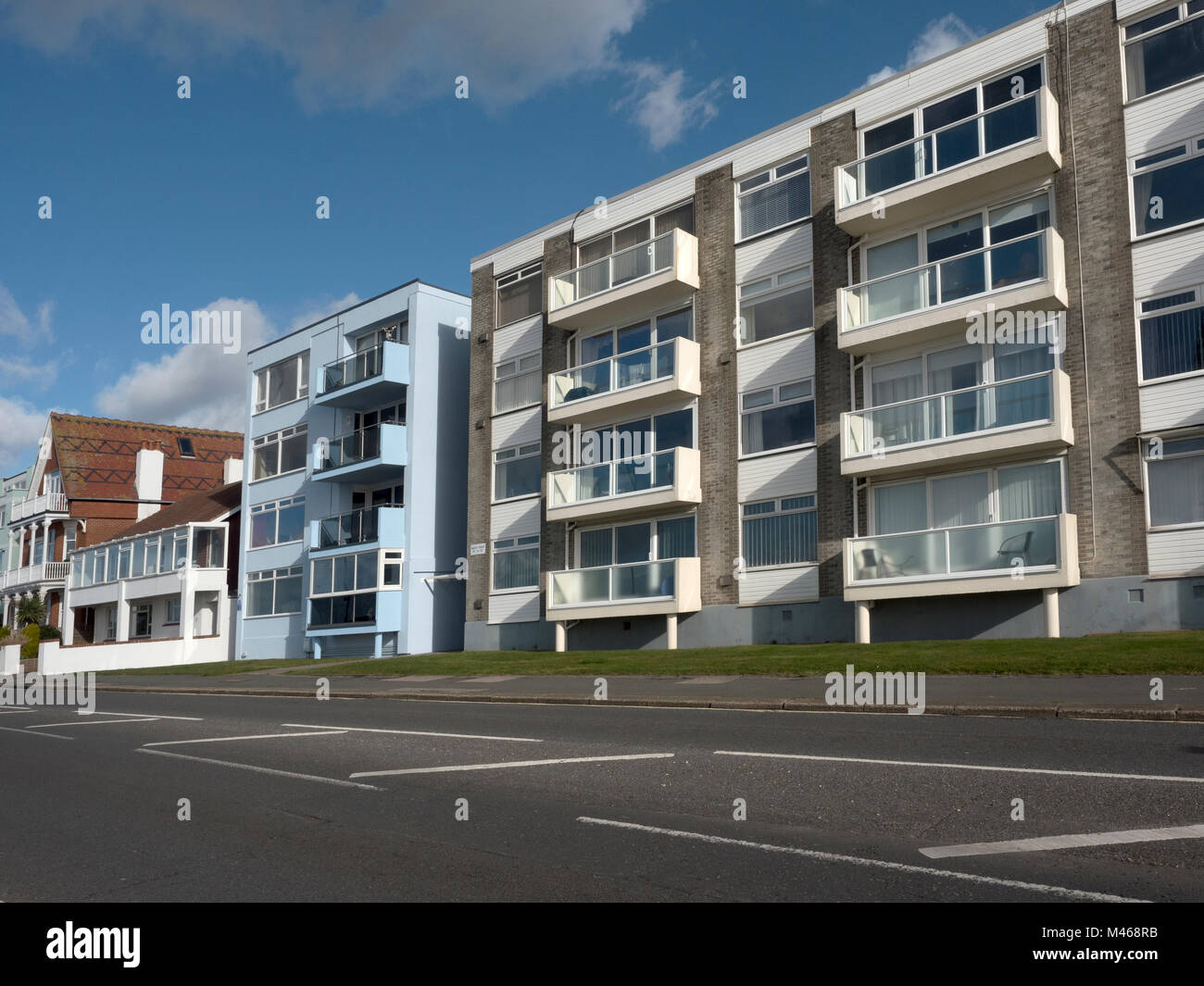 Waterfront homes south england hi-res stock photography and images - Alamy