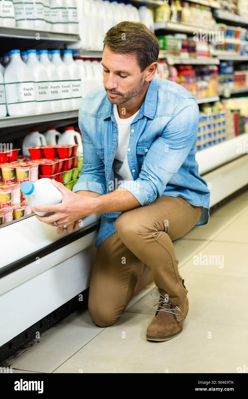 Reading ingredients supermarket hi-res stock photography and images - Alamy