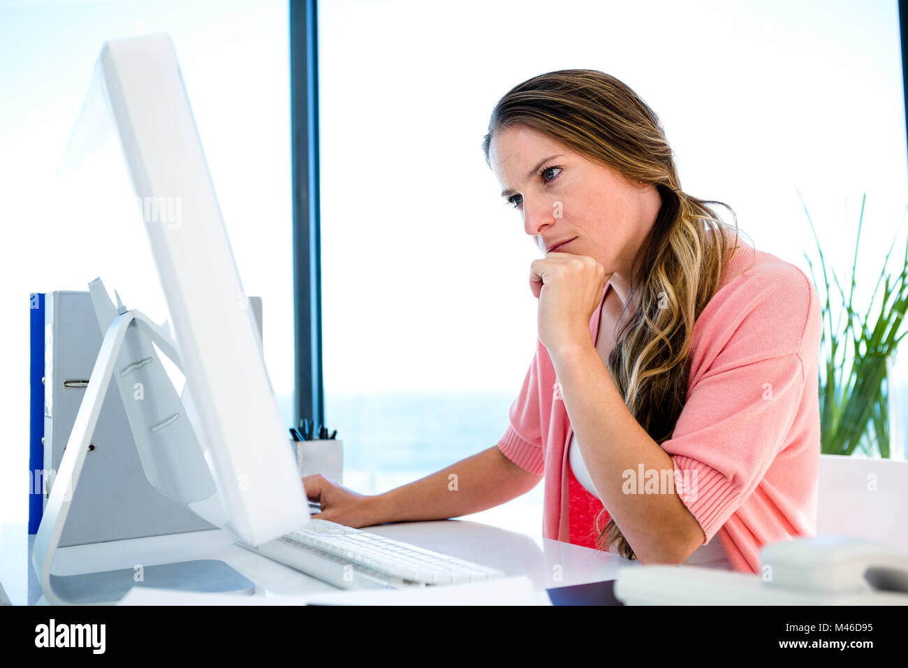 concerned businessWoman staring worriedly at a computer Stock Photo - Alamy