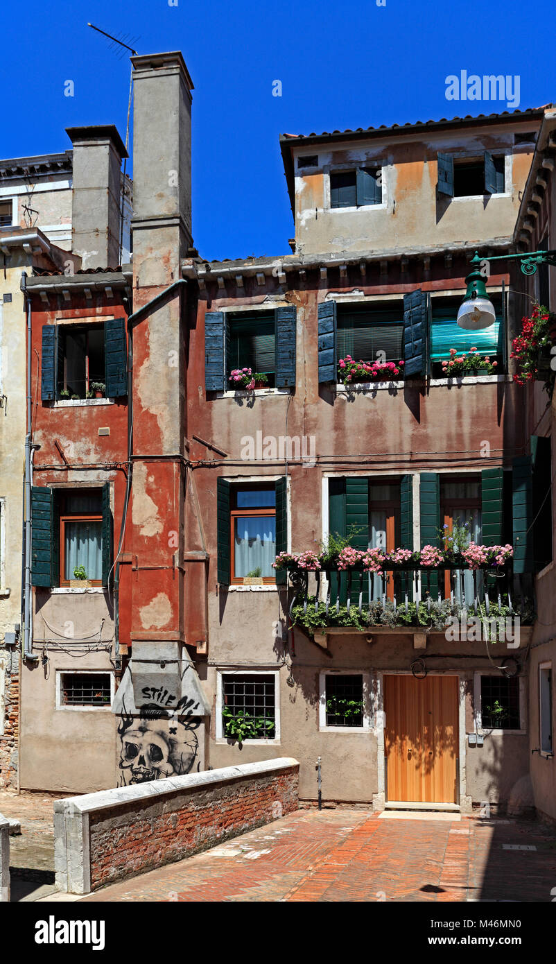 Italian tenement hi-res stock photography and images - Alamy