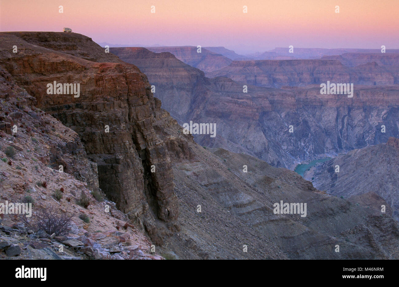 Edge of canyon hi-res stock photography and images - Alamy