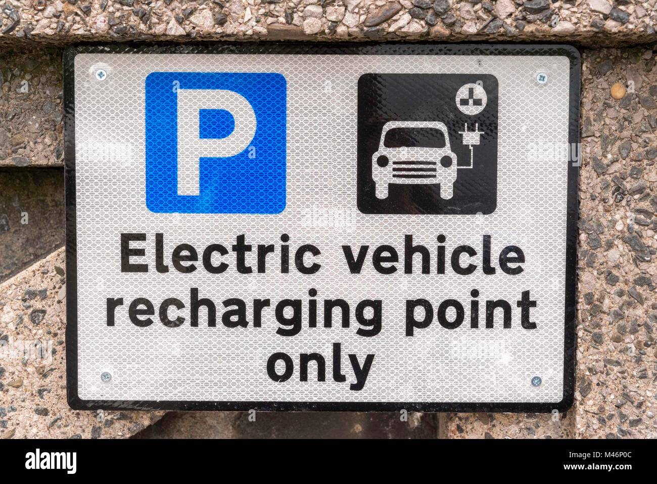 Electric car charging point sign hi-res stock photography and images ...