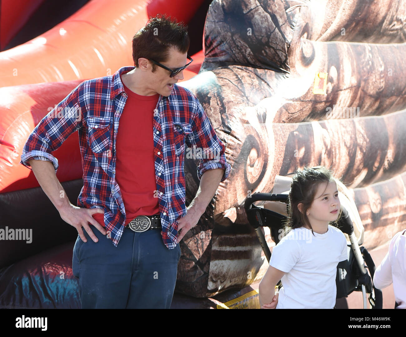 Johnny Knoxville watches as daughter Arlo Clapp takes on the climbing ...