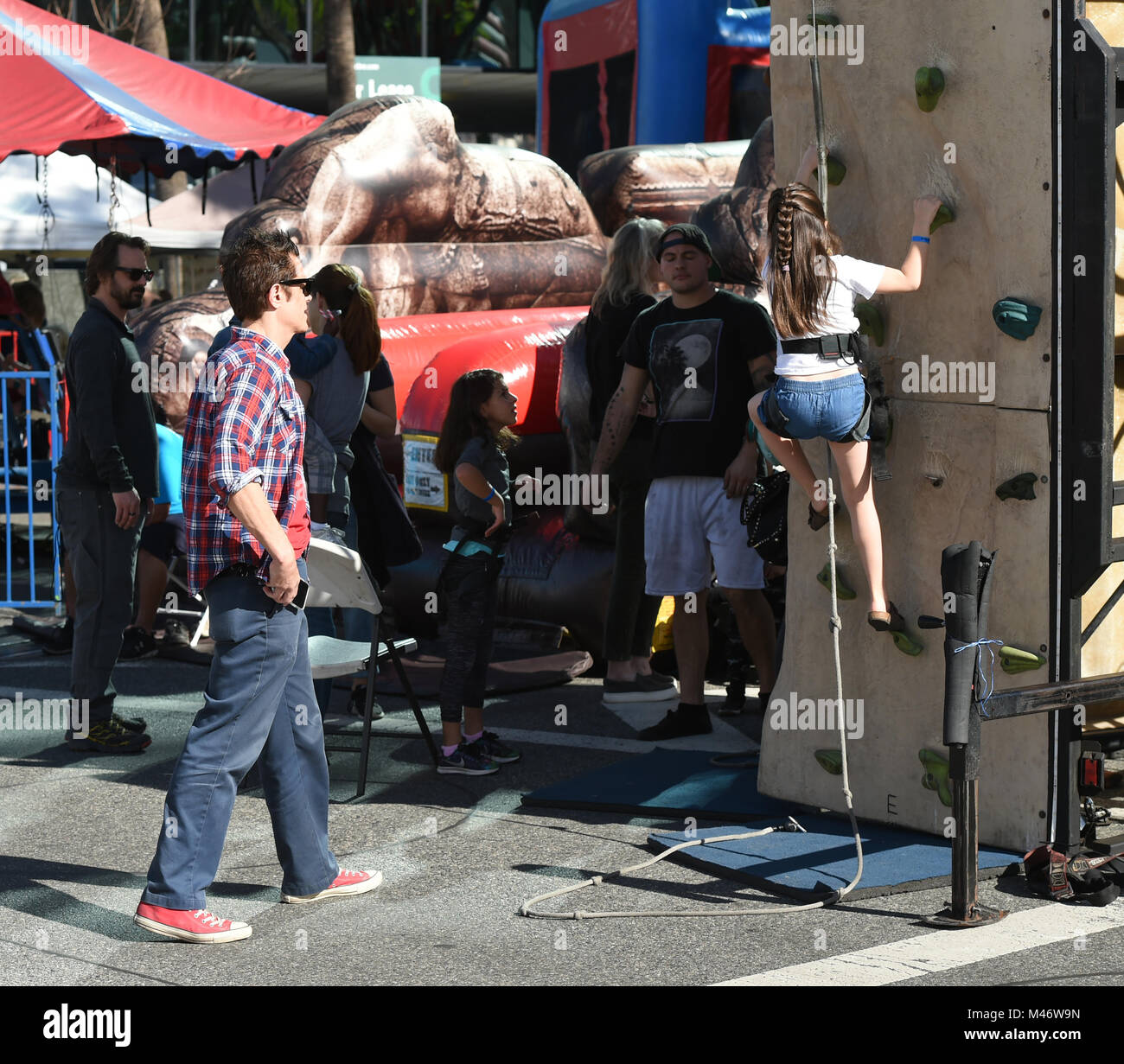 Johnny Knoxville watches as daughter Arlo Clapp takes on the climbing ...