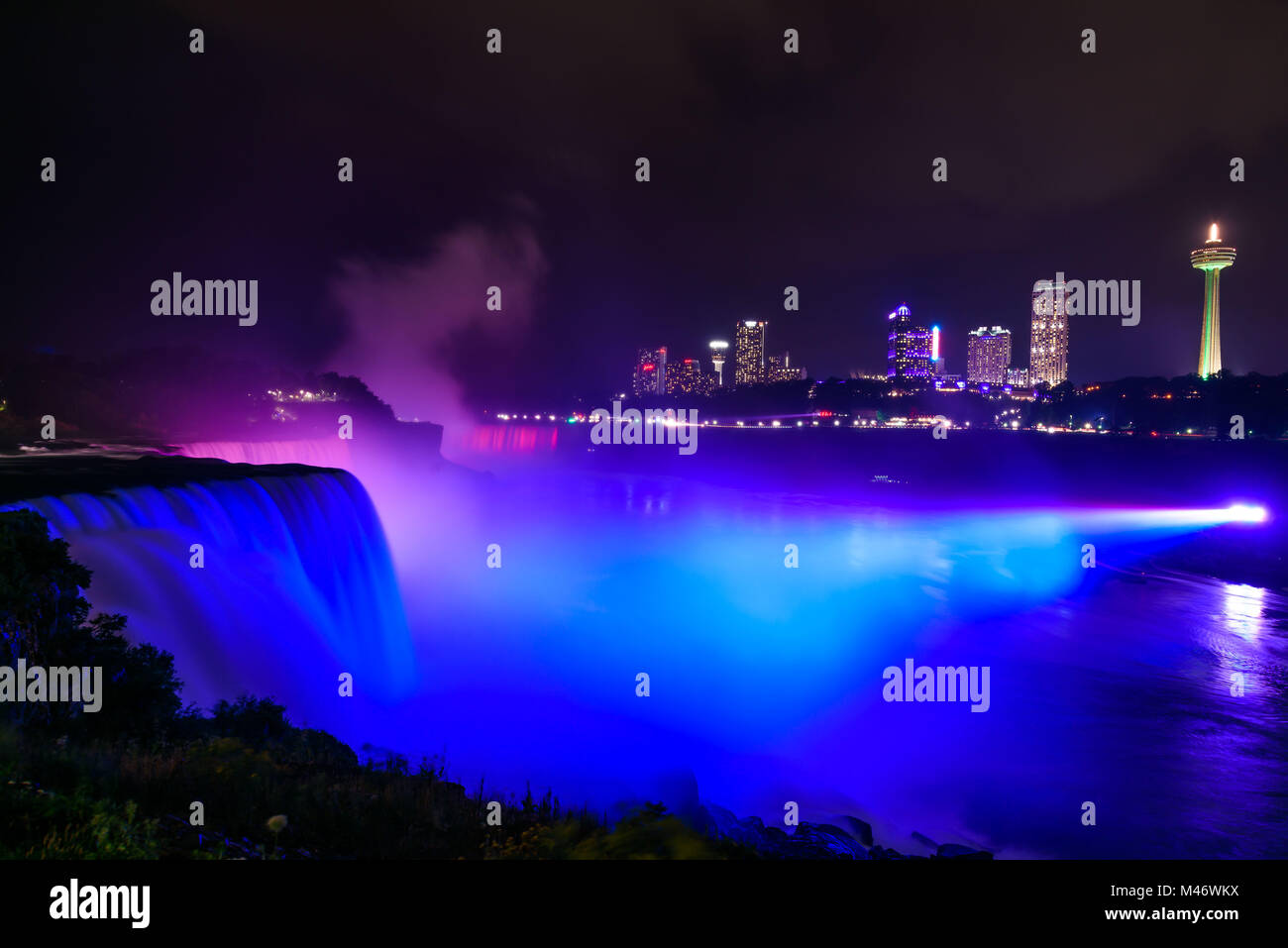 The falls of Niagara illuminated by night Stock Photo - Alamy