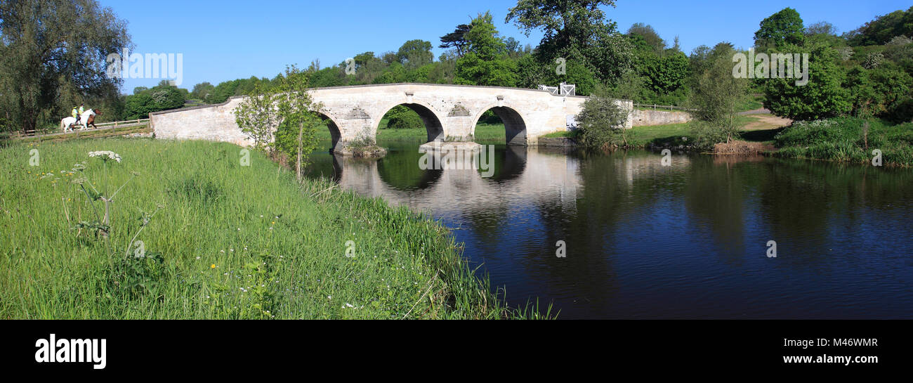 Milton Ferry Stone Bridge over the river Nene, Ferry Meadows country ...