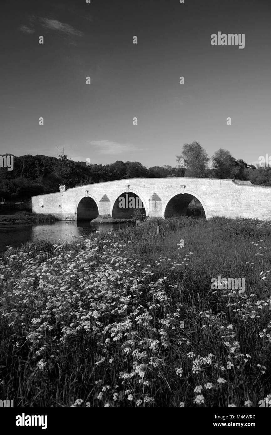 Milton Ferry Stone Bridge over the river Nene, Ferry Meadows country ...