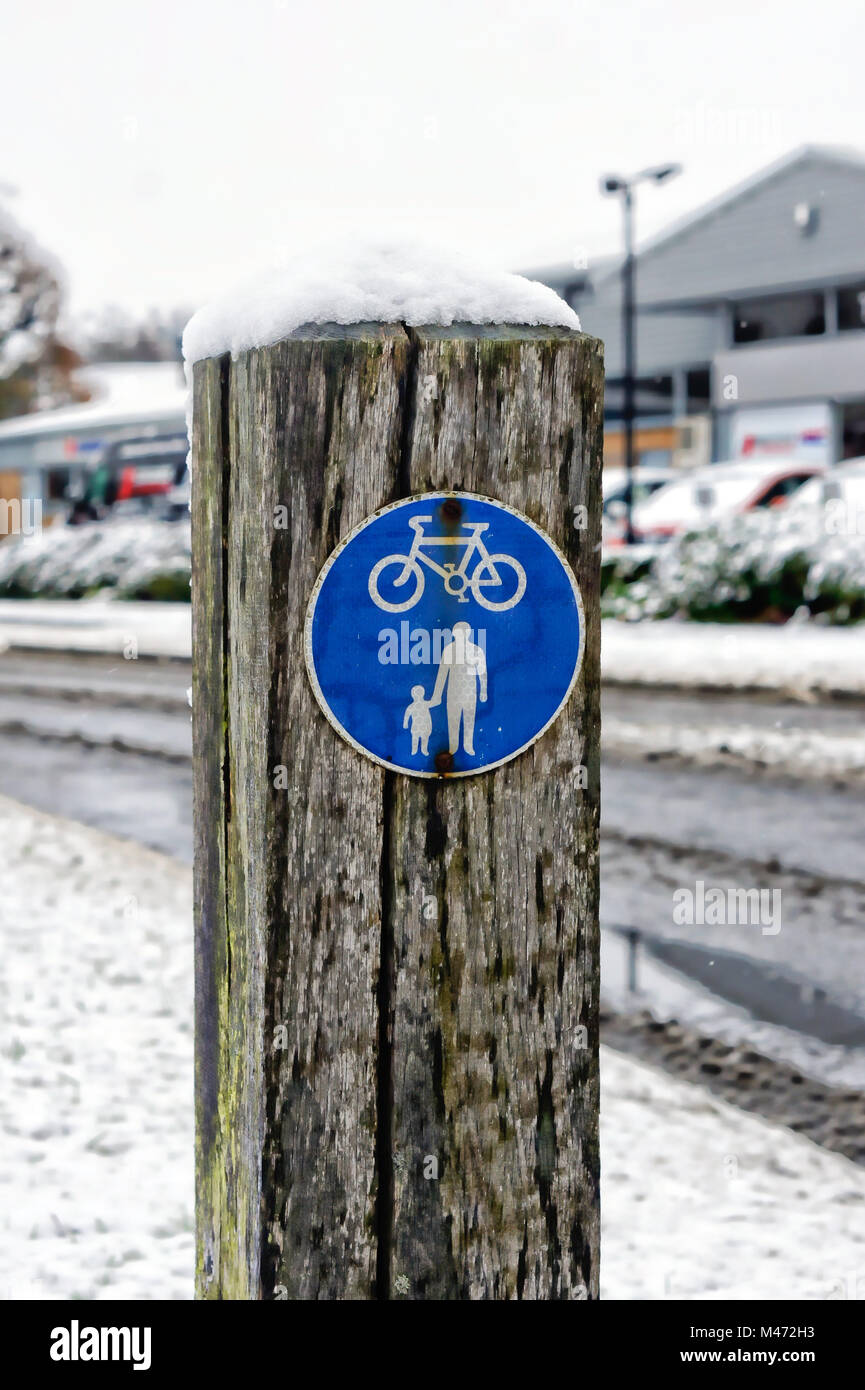 Pedestrian and cyclist traffic signs hi-res stock photography and ...