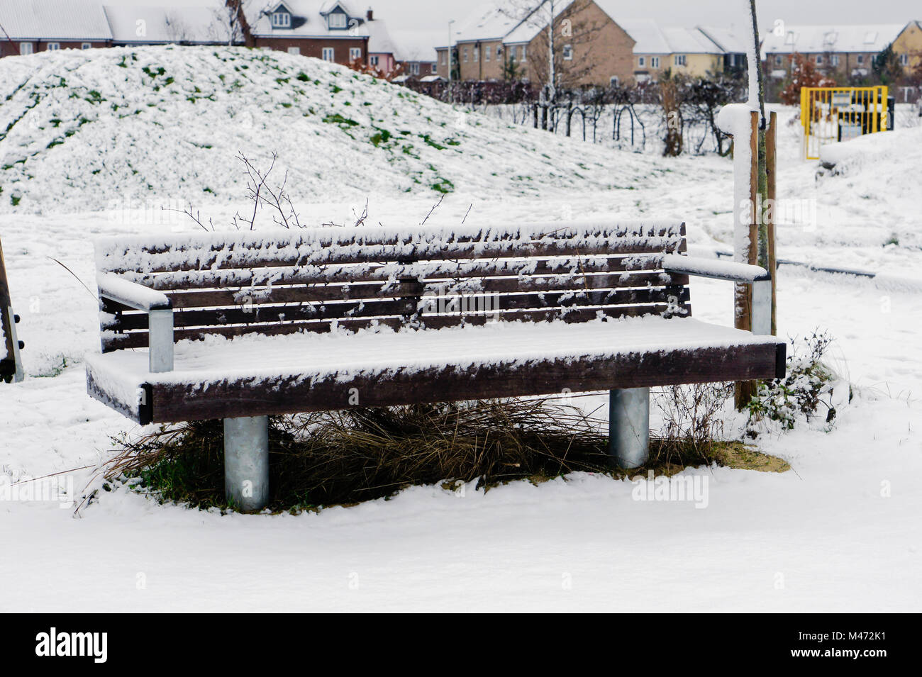 A modern wooden bench with freshly fallen snow Stock Photo - Alamy