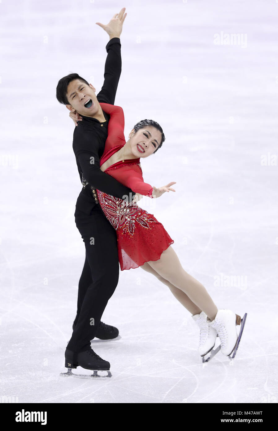 Pyeongchang, South Korea. 15th Feb, 2018. Sui Wenjing (R) and Han Cong of China compete during ...