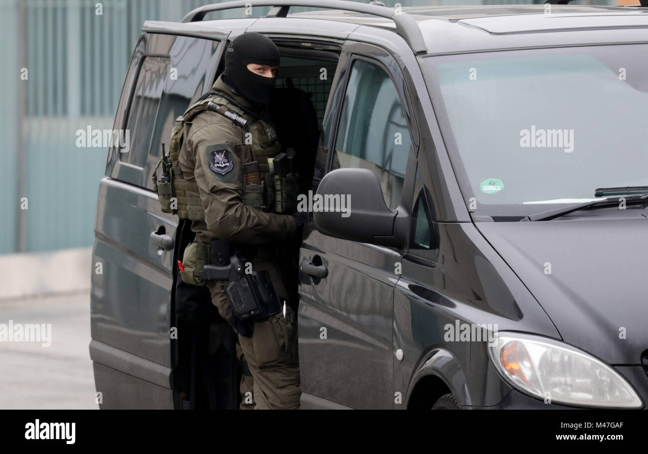 Berlin, Germany. 15th Feb, 2018. A police officer of the German Special ...