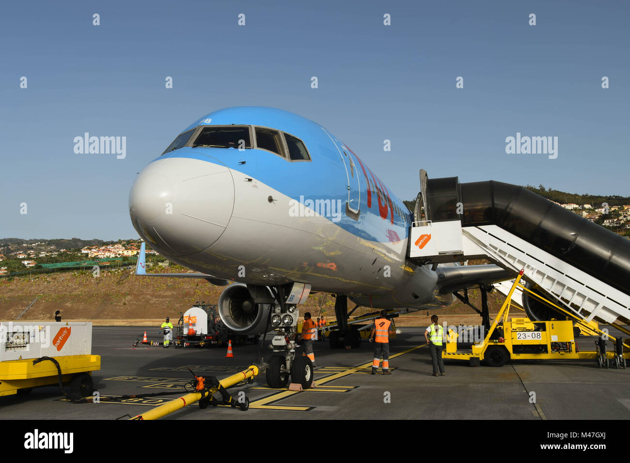 Boeing 757 cockpit hi-res stock photography and images - Alamy