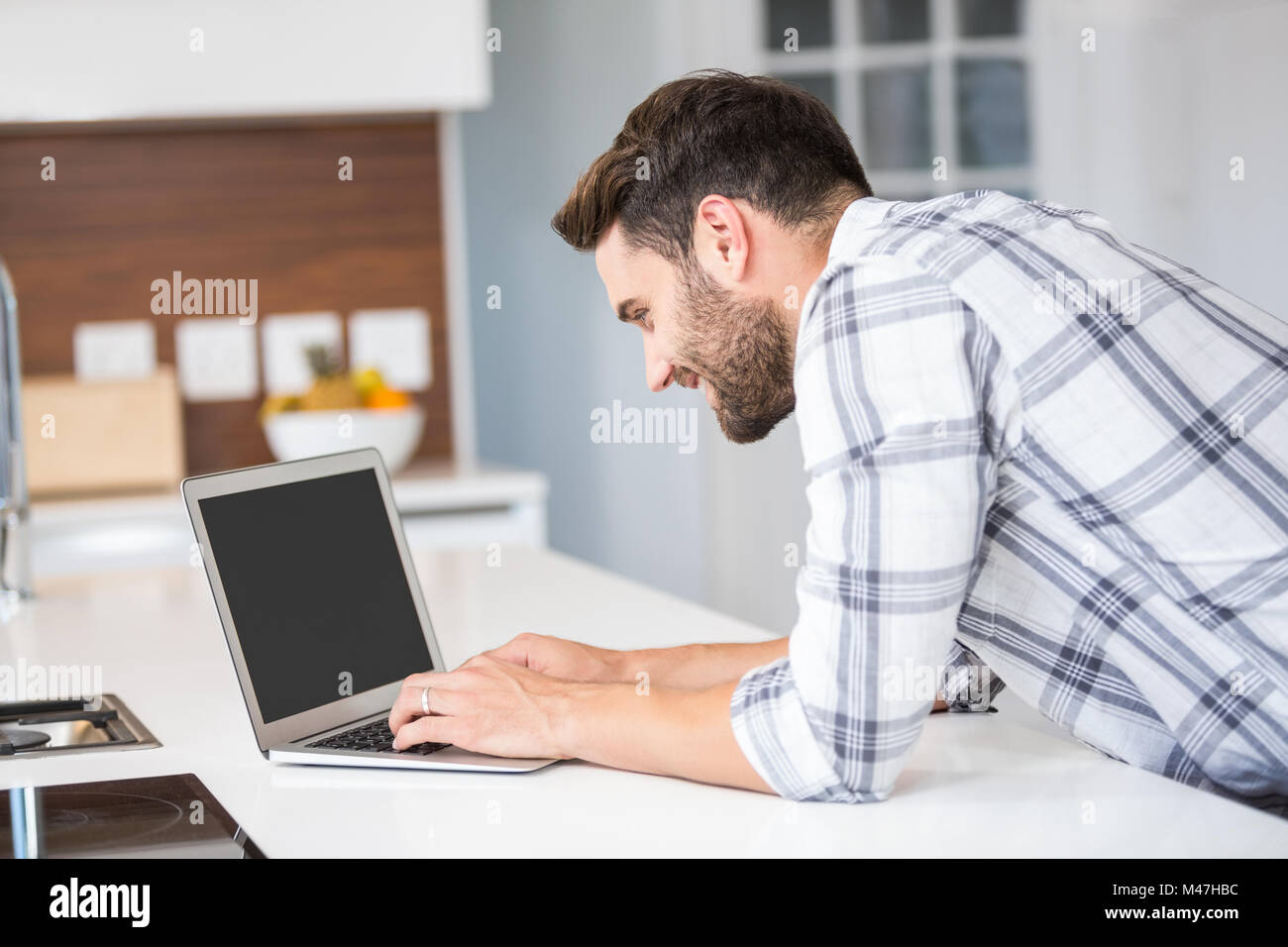 Leaning on kitchen counter hi-res stock photography and images - Alamy