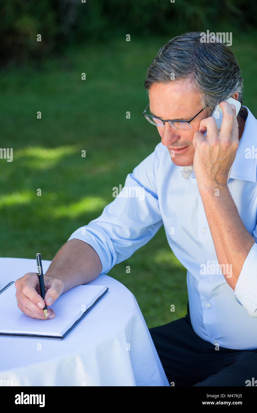 Businessman phone call notes hi-res stock photography and images - Alamy
