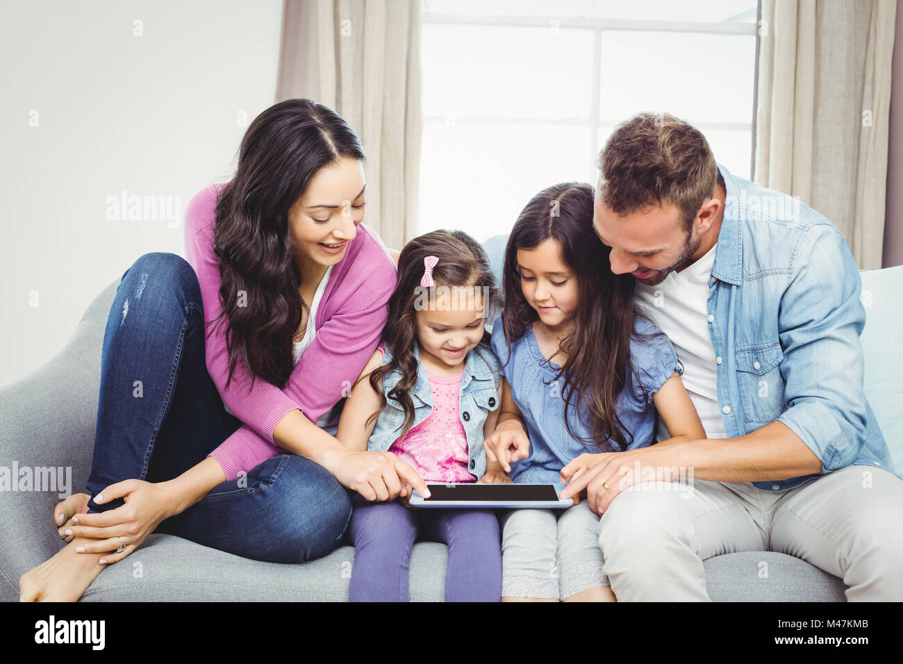 Family looking on pc hi-res stock photography and images - Alamy
