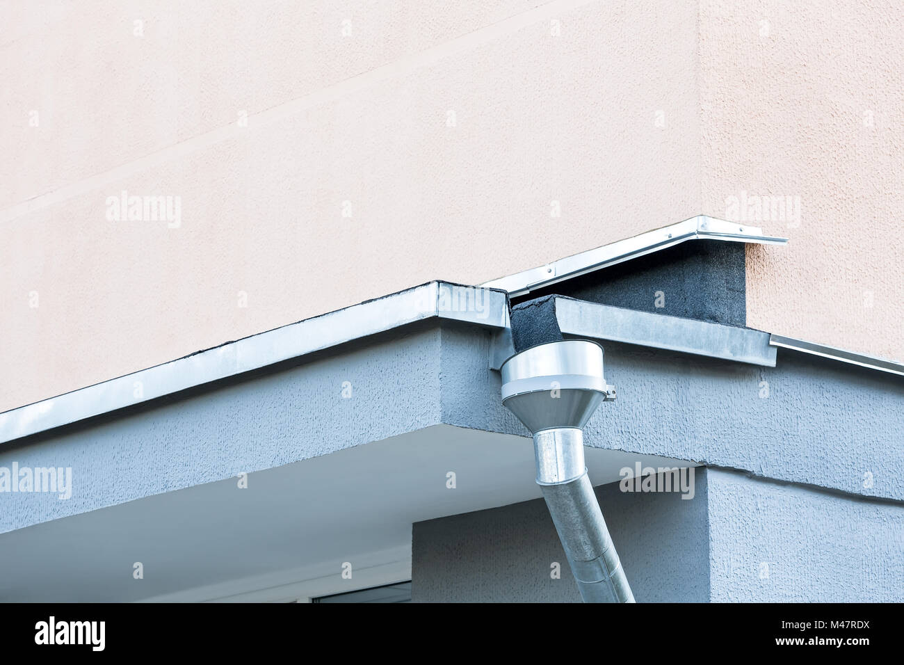 new metal gutter system Stock Photo - Alamy
