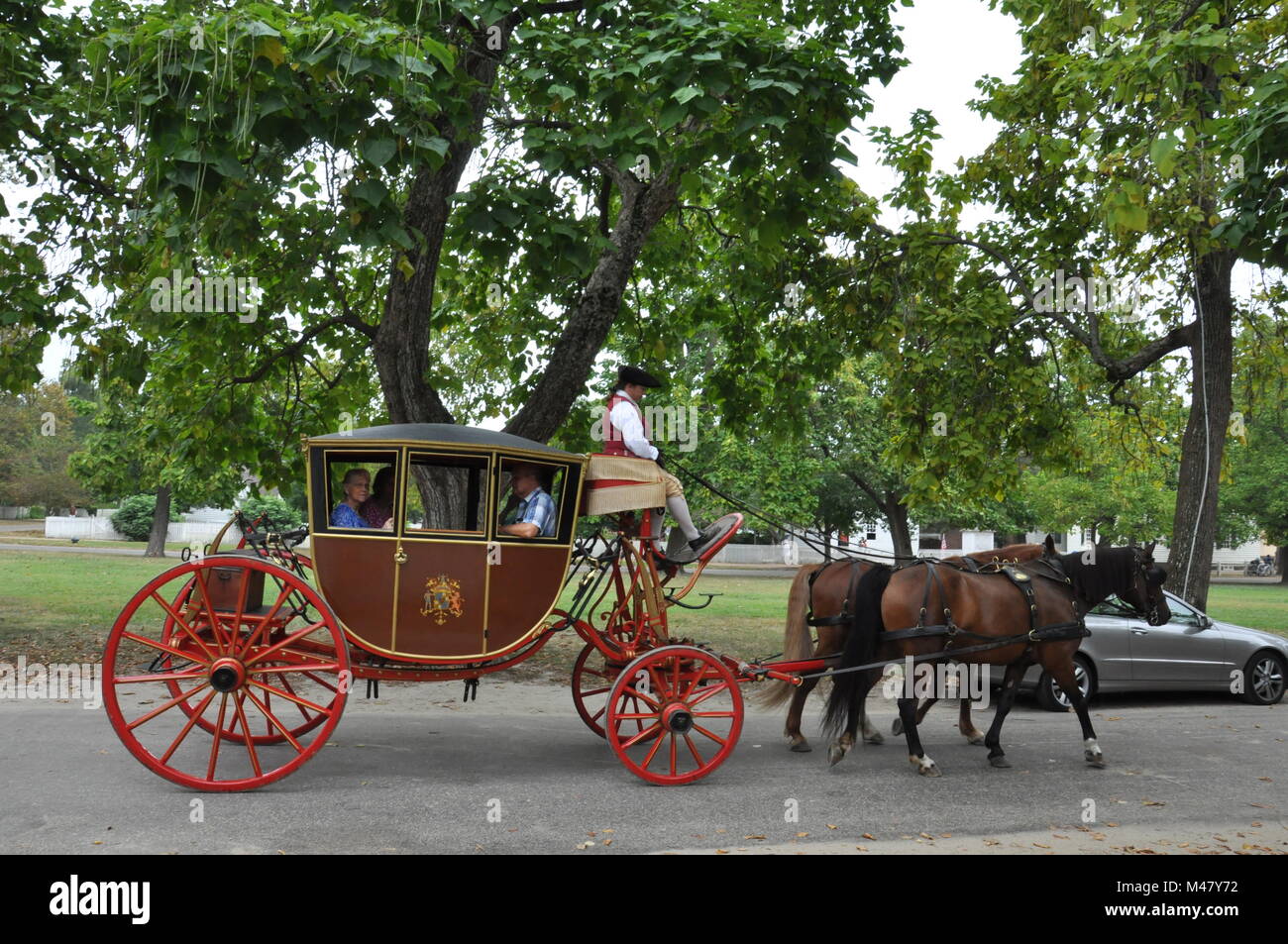 Horse-drawn carriage rides in Williamsburg, Virginia Stock Photo - Alamy
