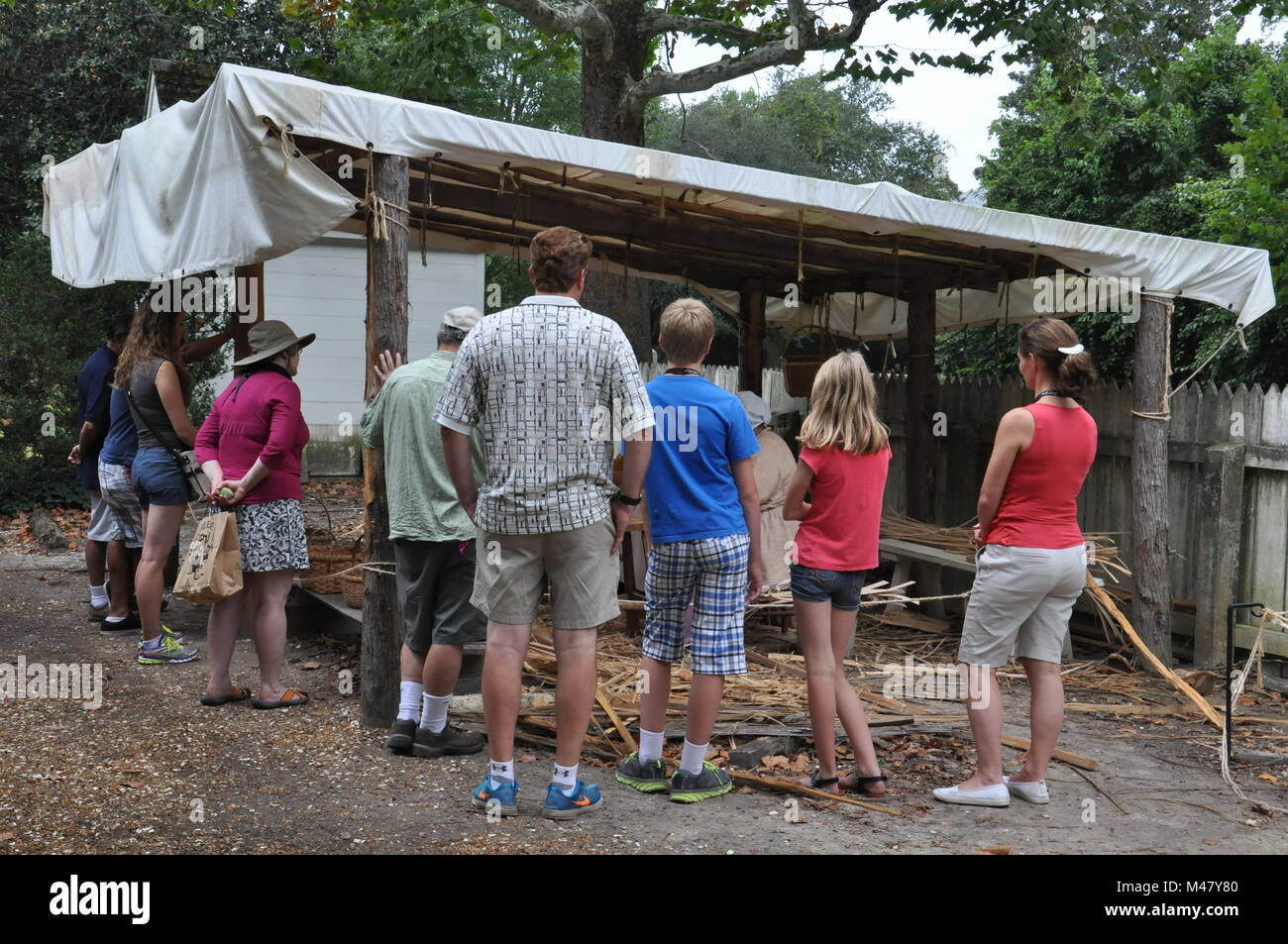 Basketmaker in Colonial Williamsburg in Virginia Stock Photo - Alamy