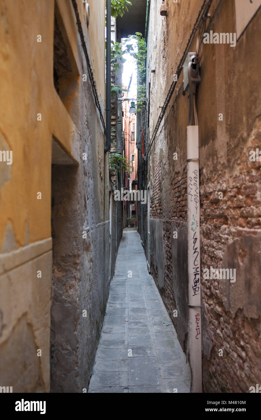 A narrow alley in Venice, Italy Stock Photo - Alamy