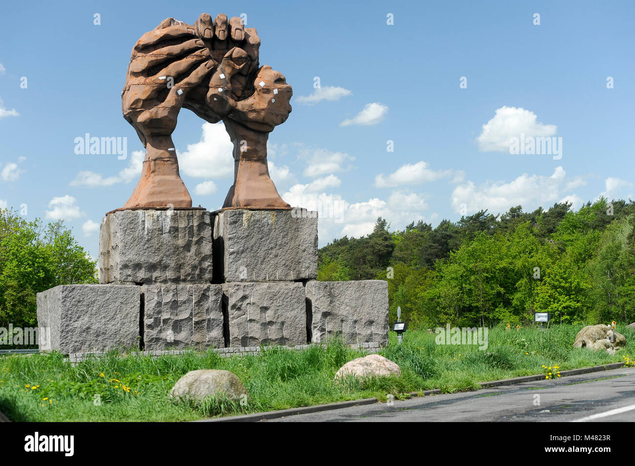 Memorial sculpture Die Wolbung der Hande (The Curvature of the Hands ...