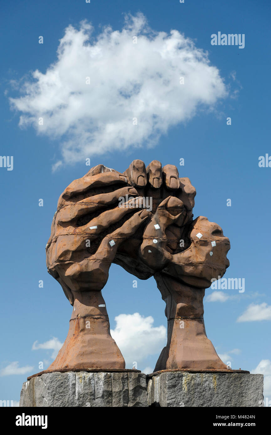Memorial sculpture Die Wolbung der Hande (The Curvature of the Hands ...