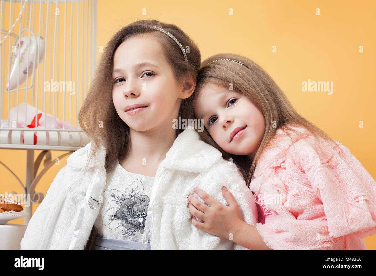 Twin sisters sister hi-res stock photography and images - Alamy