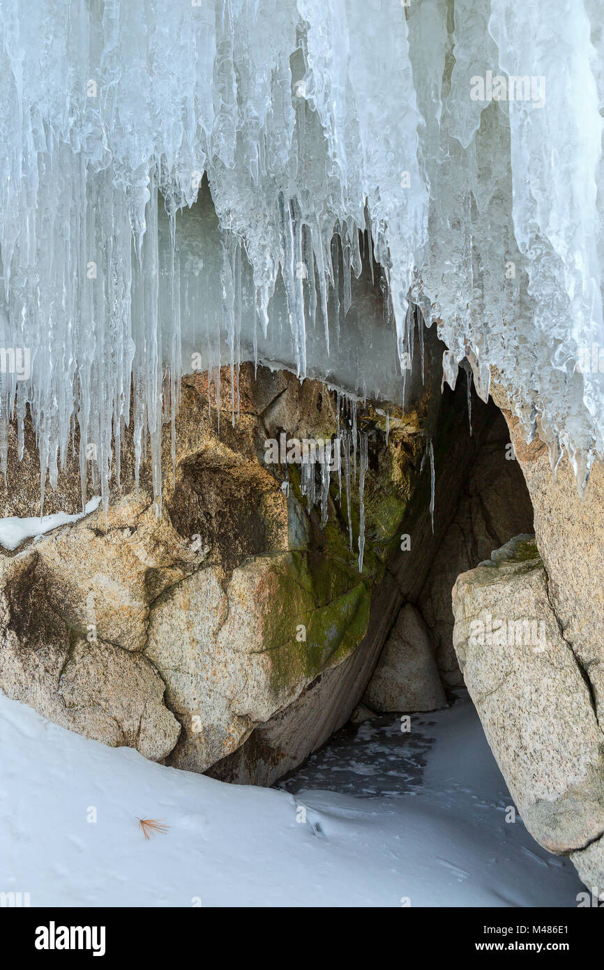 Cracks in rock hi-res stock photography and images - Alamy