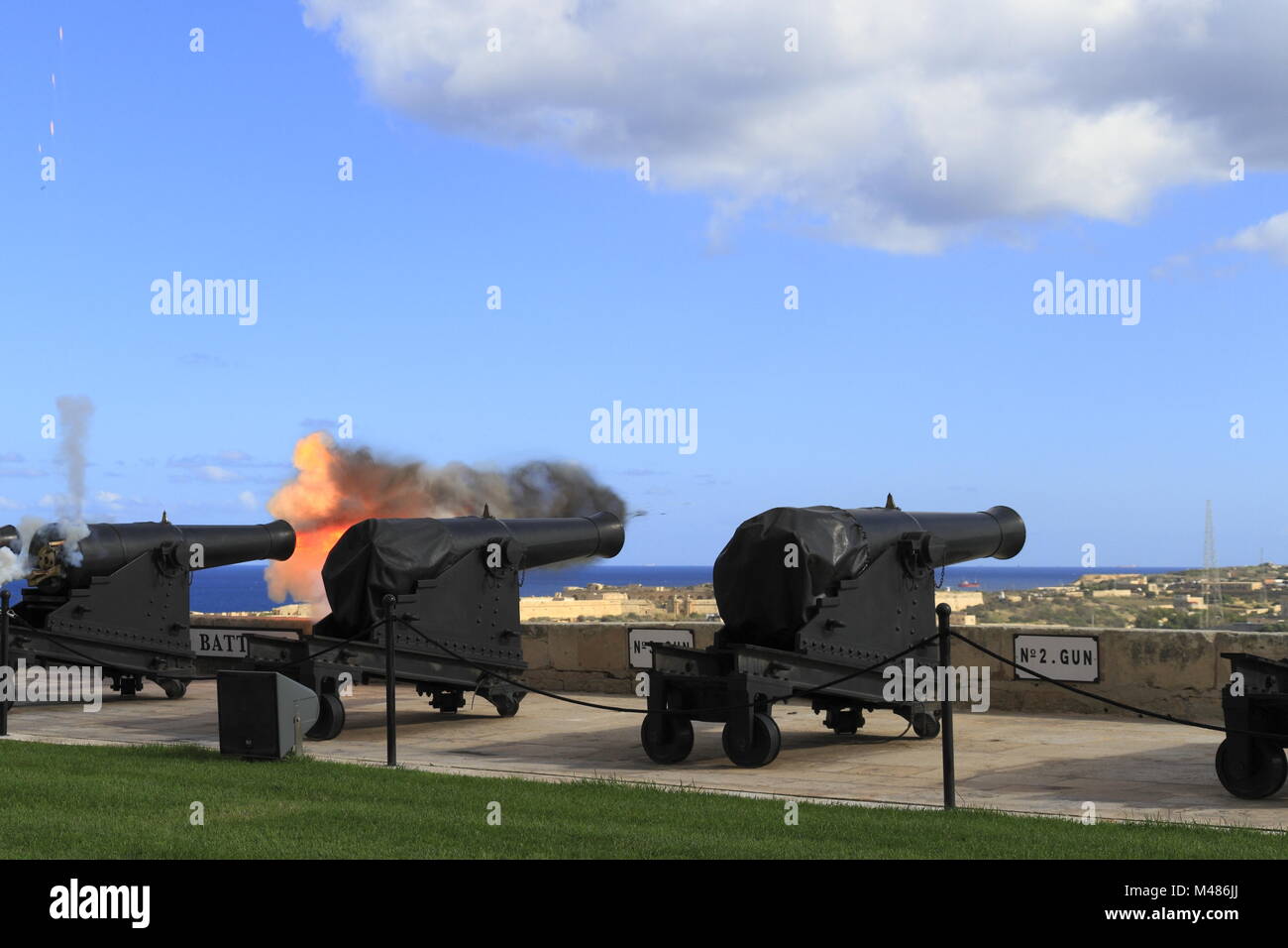 Saluting gun hi-res stock photography and images - Alamy