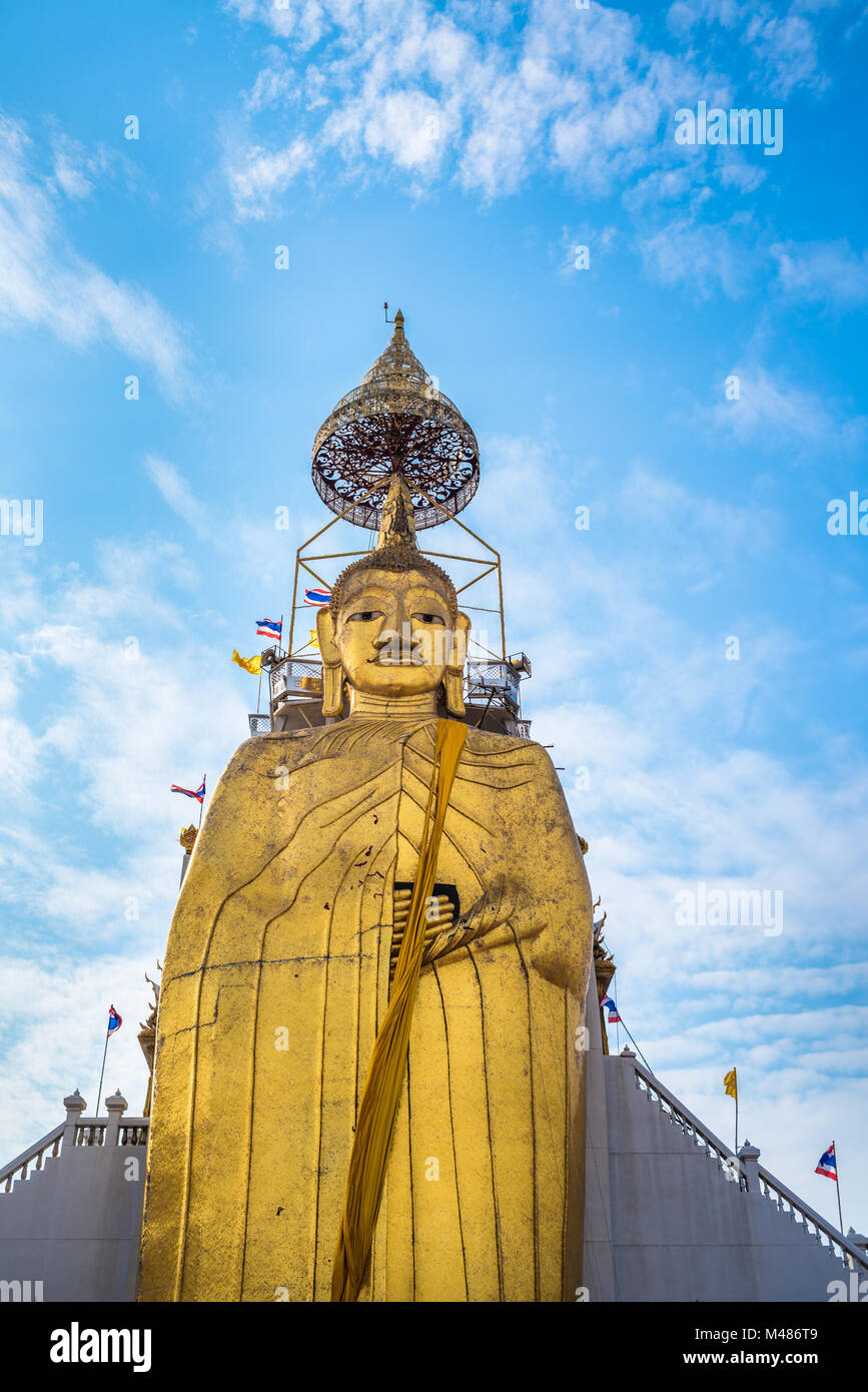 Big Standing Buddha at Wat Intharawihan temple, Bangkok Stock Photo - Alamy
