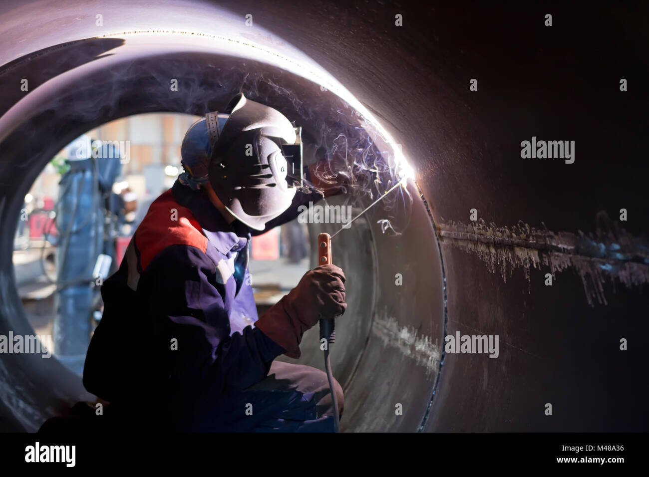Man welding inside pipe hi-res stock photography and images - Alamy