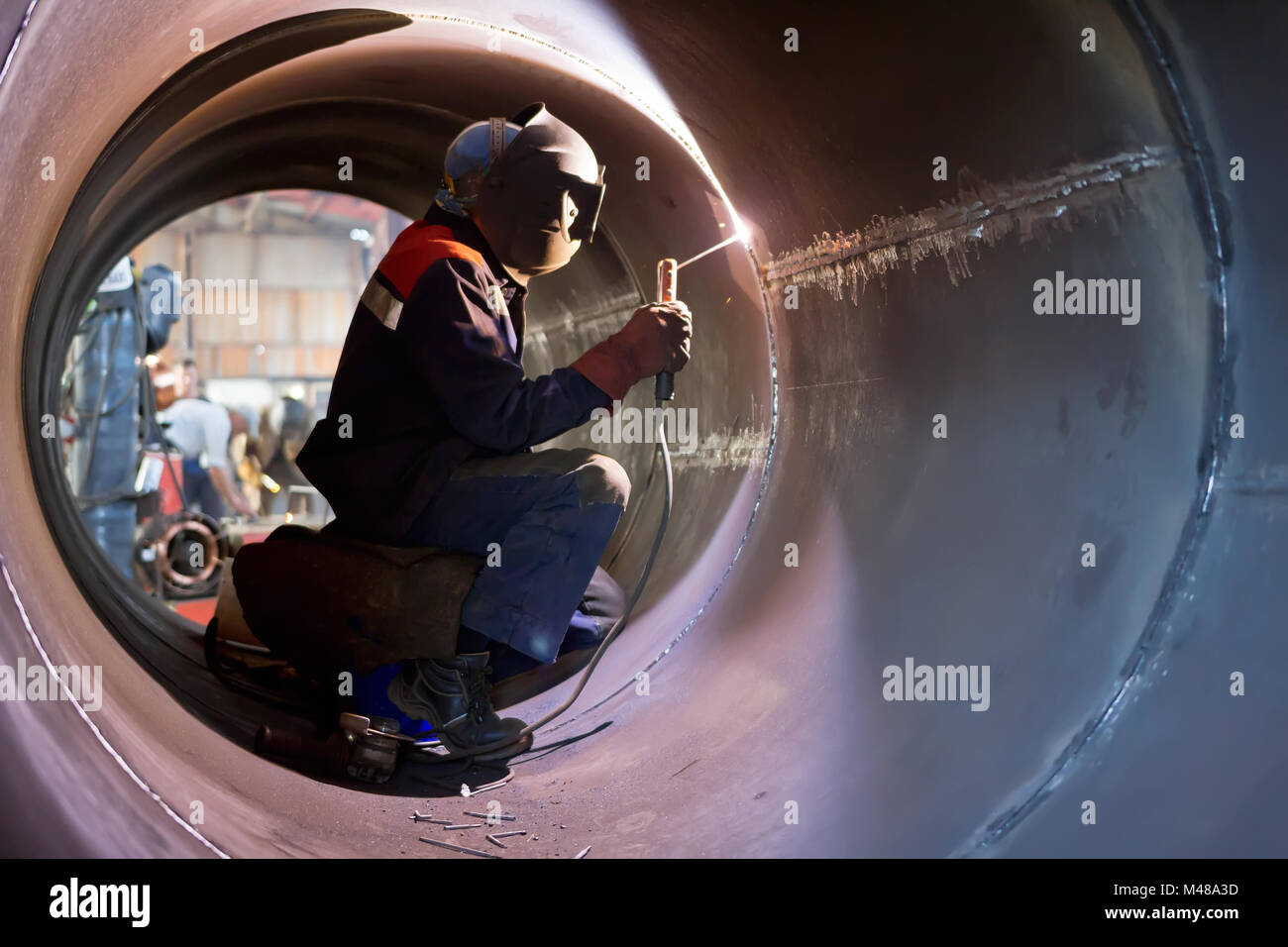 welder weld root weld from inside of big pipe Stock Photo - Alamy