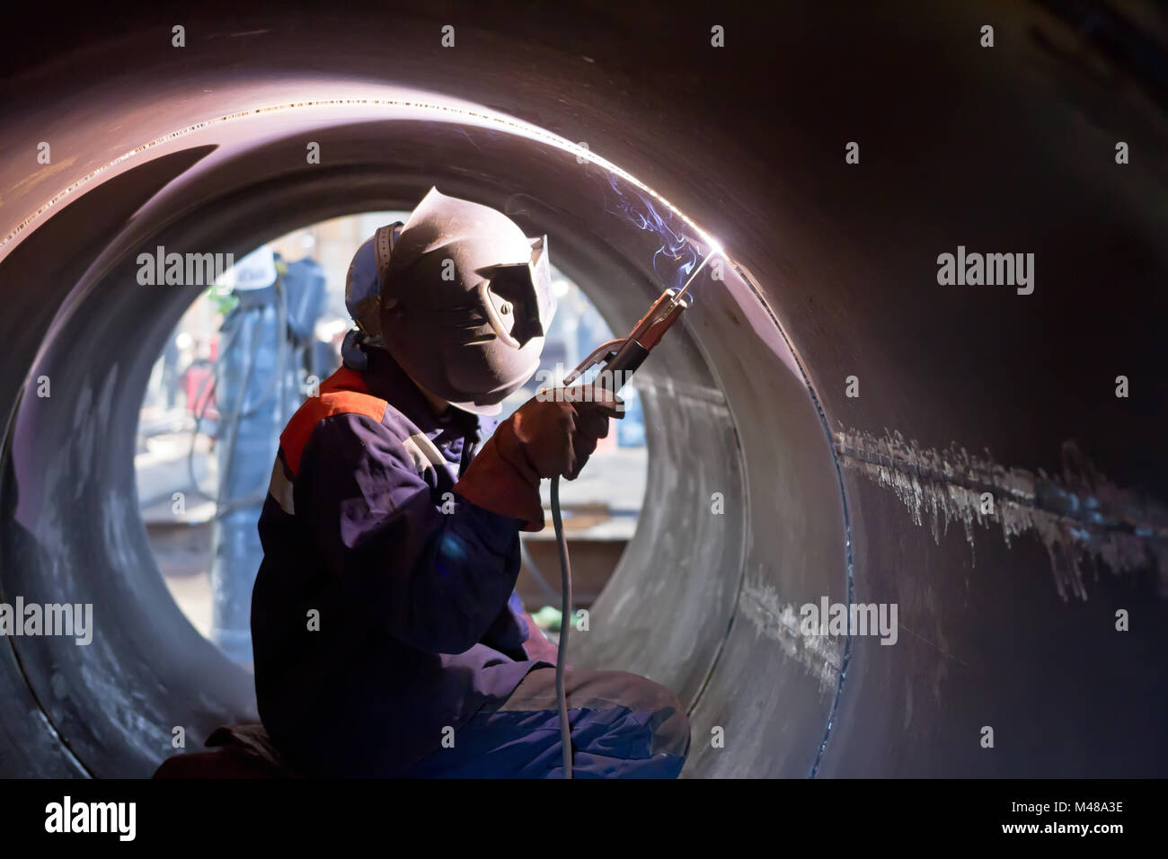 welder weld root weld from inside of big pipe Stock Photo - Alamy