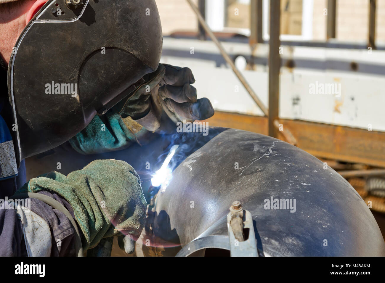 welder weld root weld from inside of big pipe Stock Photo - Alamy