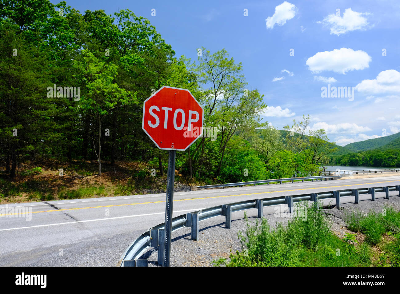 Stop sign empty road usa hi-res stock photography and images - Alamy