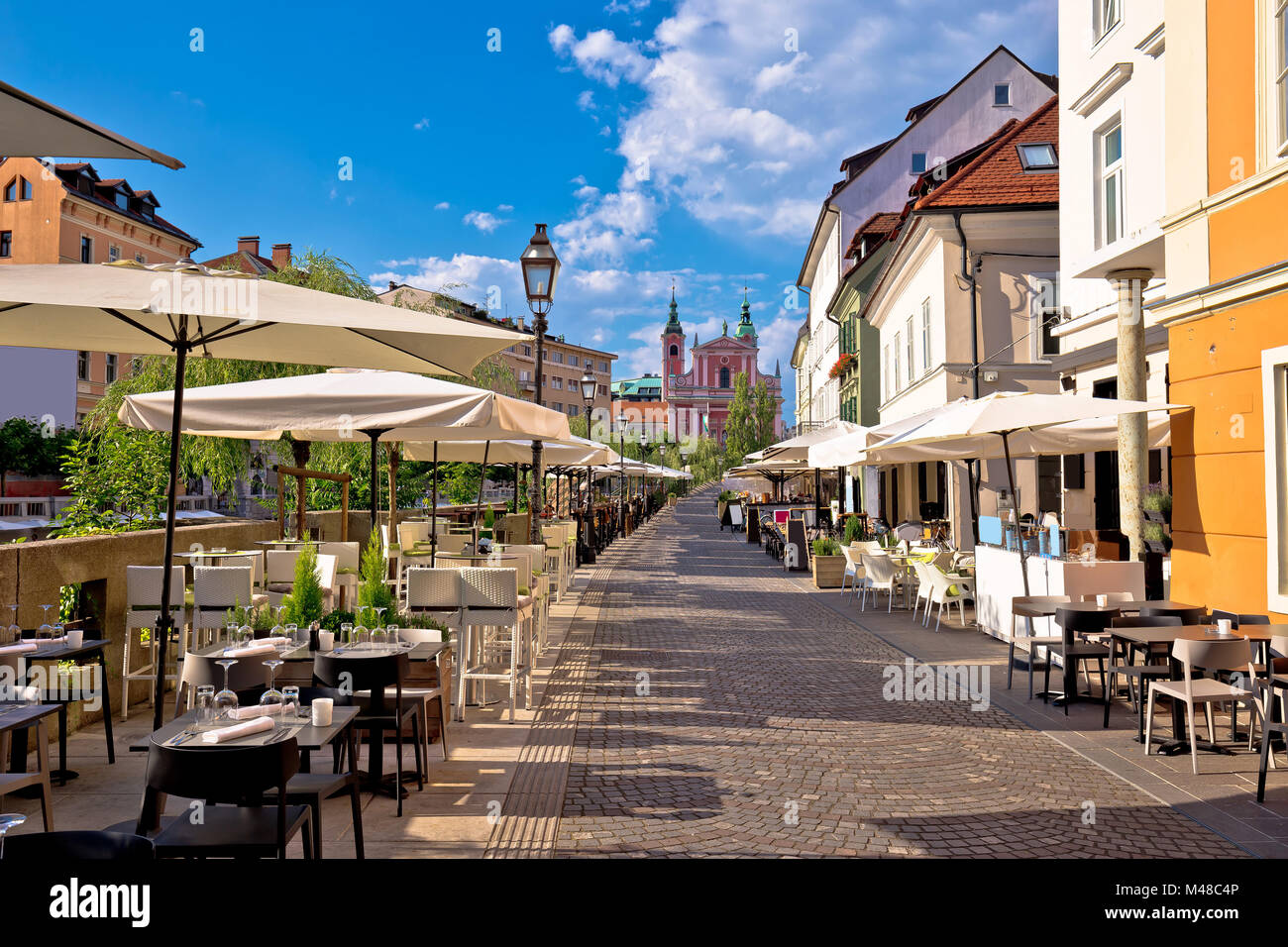 Riverfront walkway hi-res stock photography and images - Alamy
