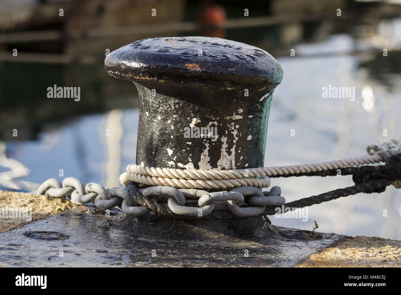 Dock chains hi-res stock photography and images - Alamy