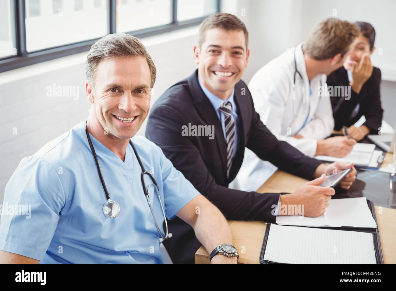 Doctors meeting in conference room hi-res stock photography and images ...
