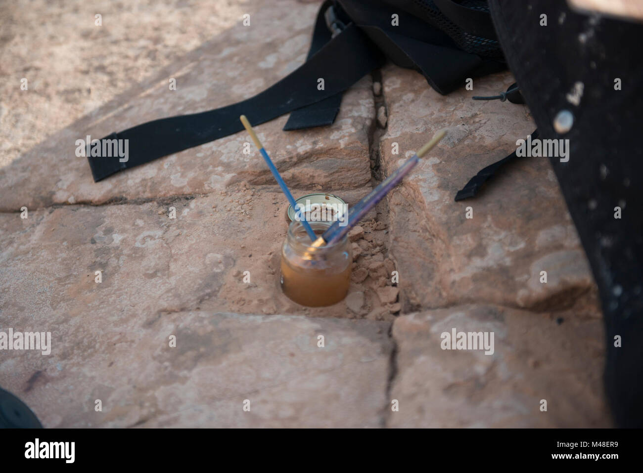 Anthony Lott paints at Mesa Arch Stock Photo - Alamy