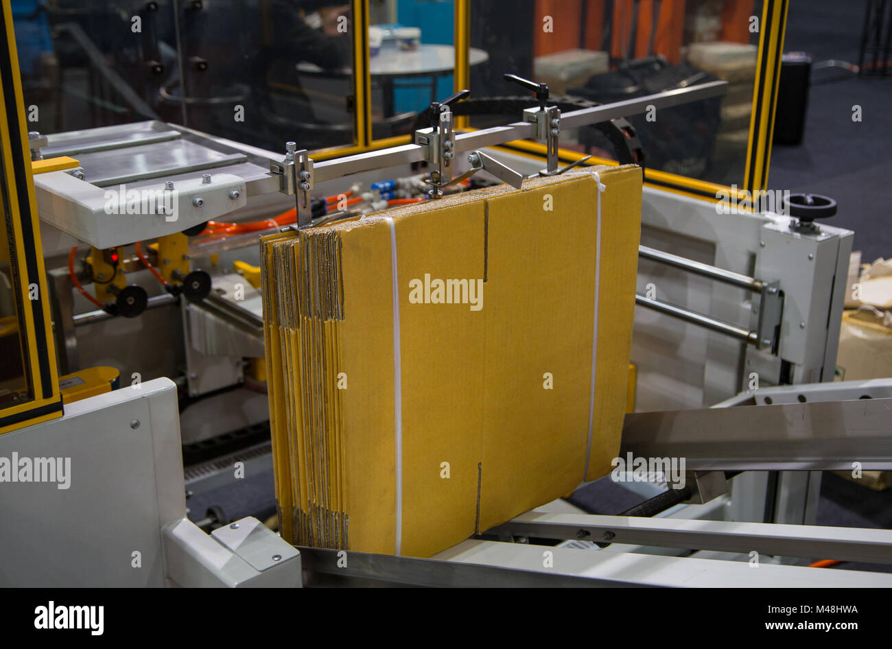 Fully Automatic Carton / Box Erector Machine Stock Photo - Alamy