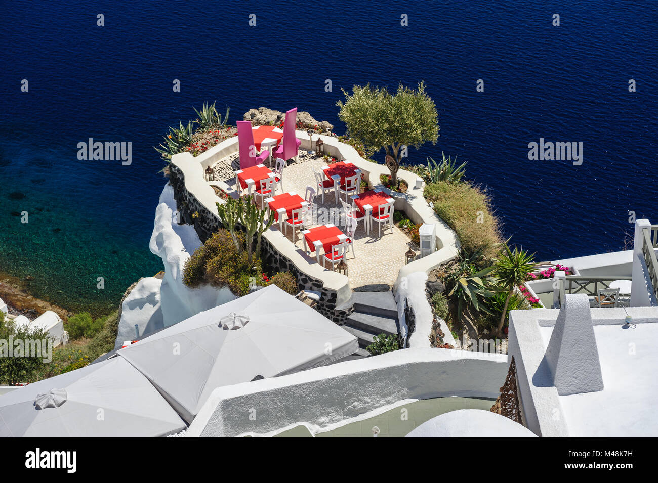 Oia luxury outdoor cafe Stock Photo - Alamy